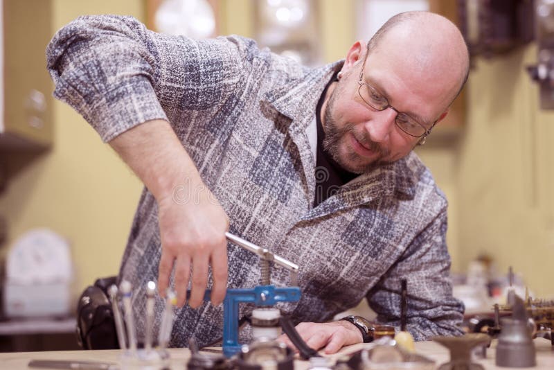 Uhrmacher stockfoto. Bild von uhrwerke, hand, arbeit - 75590574