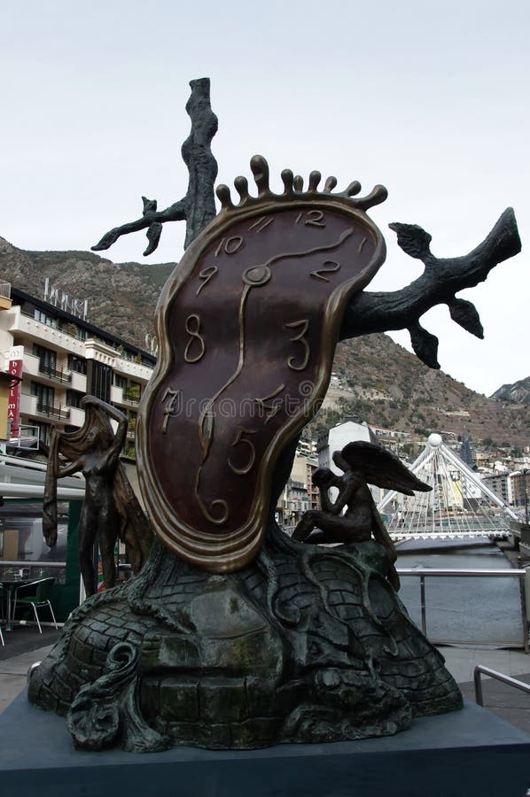 Uhr von Salvador Dali redaktionelles stockfoto. Bild von zahlen - 79004568