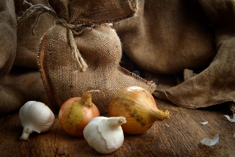 Uien en knoflook stock afbeelding. Image of bijtend, voedsel - 27006239