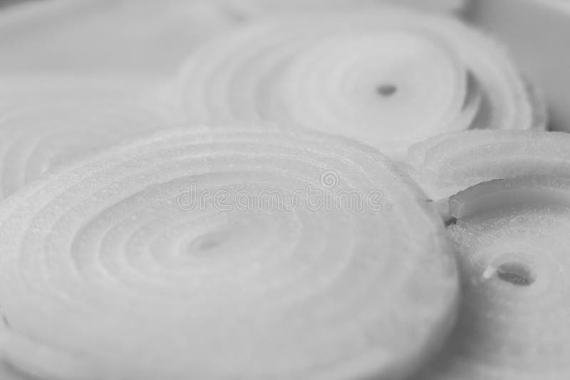 Witte Uien, Die In Pekel Van Roze Azijn Met Zout Worden Ingelegd Stock ...