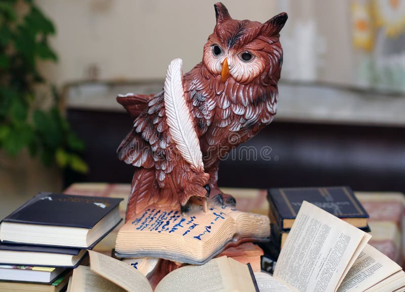 Uil - Symbool Van Kennis En Wetenschap Stock Foto - Image of ...