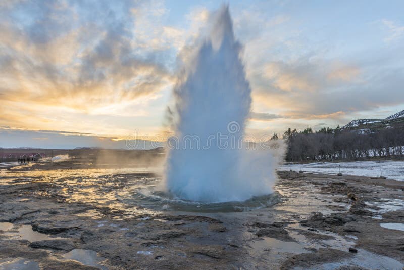 Uitbarsting Van De Strokkur Geiser in IJsland Stock Foto - Image of ...