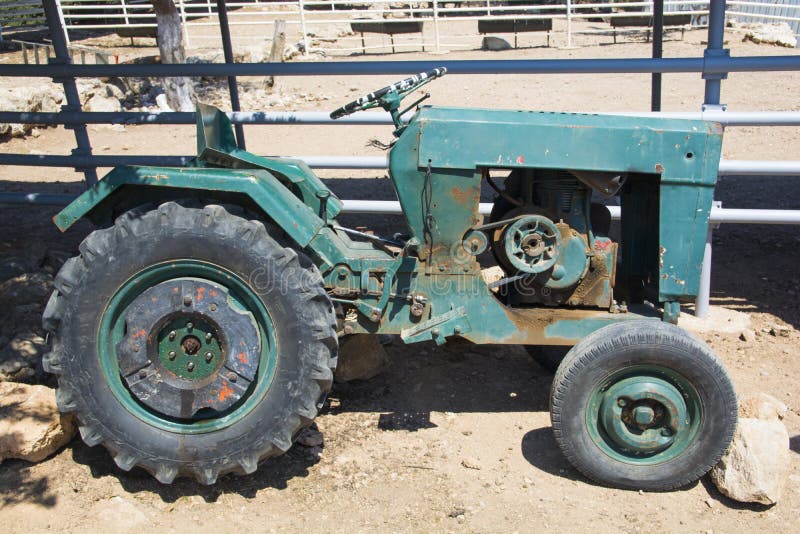 Uiterst Kleine Tractor Op Vertoning Bij De Markt Van De Provincie Stock ...