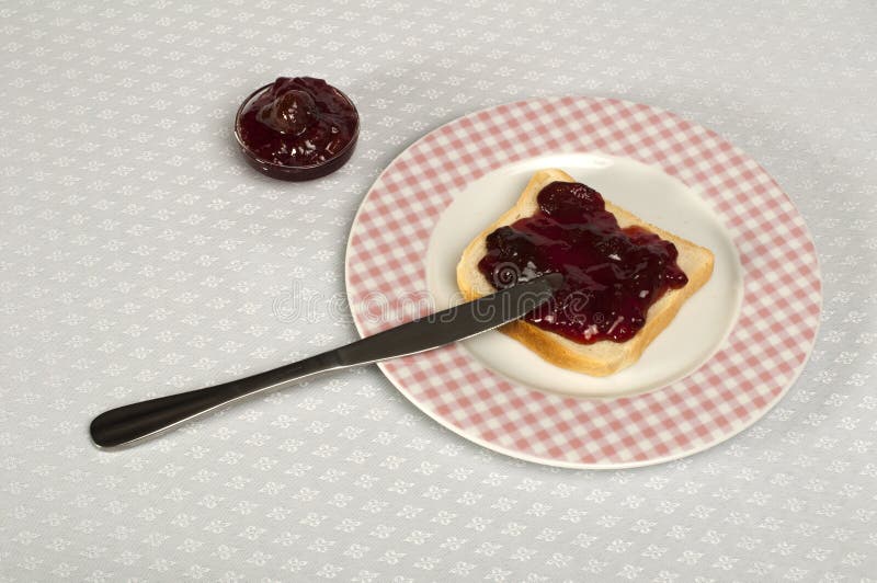 Uitgespreide jam op brood stock foto. Image of rood, uitgespreid - 28379658