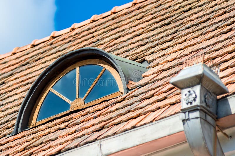 Uitstekend Mooi Venster in De Zolder Onder Het Dak Stock Foto - Image ...