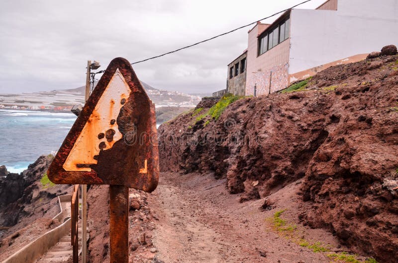 Uitstekend Oud Rusty Road Sign Stock Foto - Image of wijnoogst, metaal ...