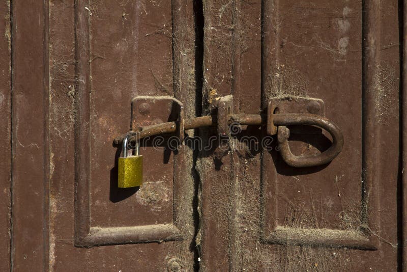 Oude poort met slot stock foto. Image of rood, deur, nana - 8178244