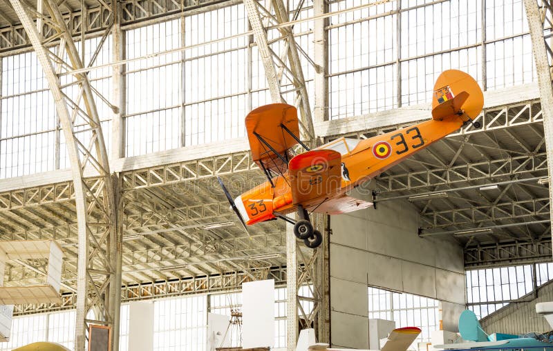 Uitstekend Vliegtuig redactionele afbeelding. Image of teruggetrokken ...