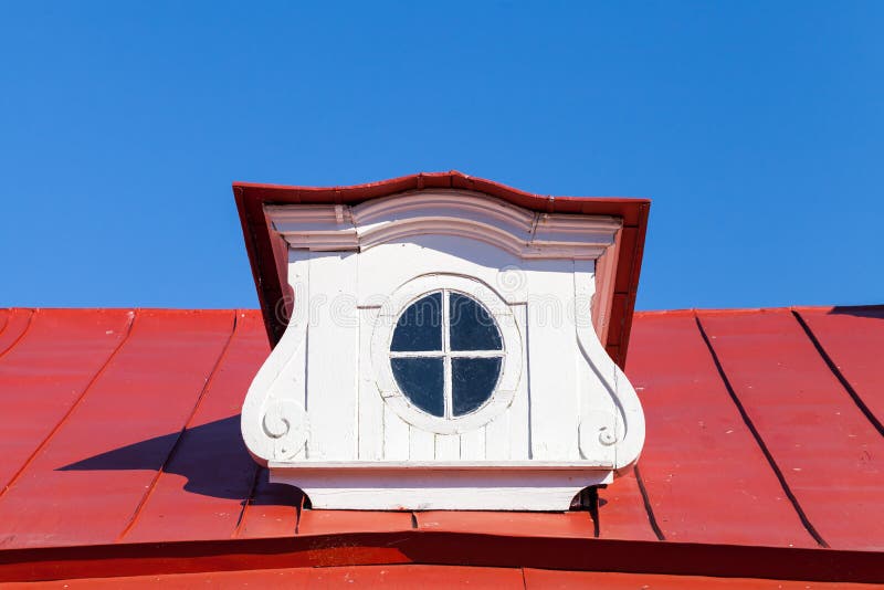 Oude Attische Ramen Op Het Dak Van De Rode Baksteen Stock Foto - Image ...