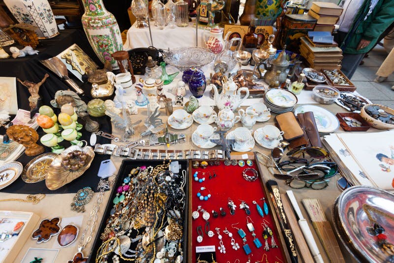 Oude Dingen Bij Mercat DE Encants Vlooienmarkt in Barcelona ...