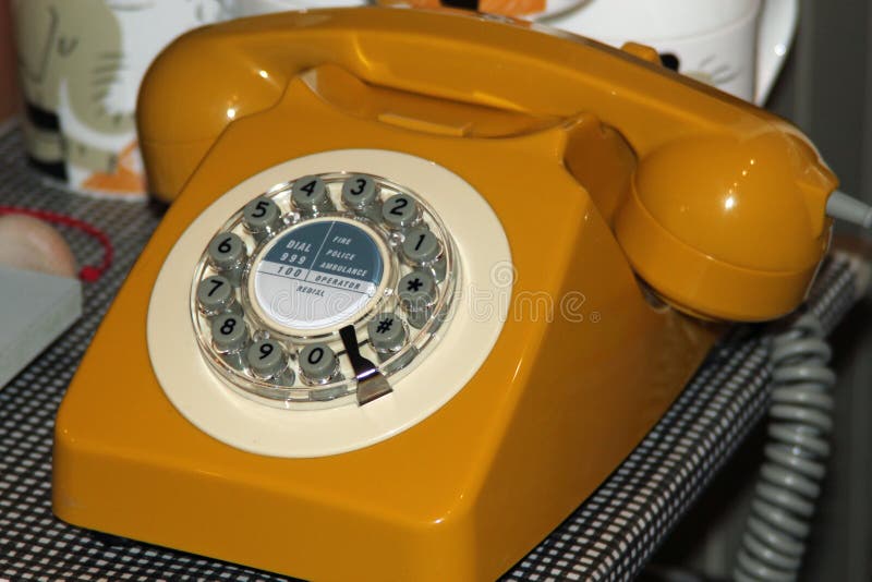 De Gele Telefoon Van Een Oude Uitstekende Telefoon Ligt Op Het Zand Met ...