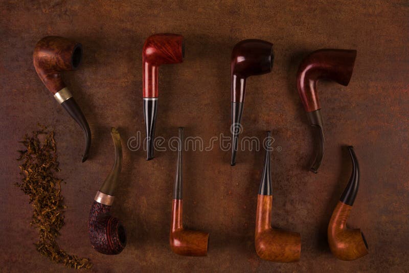 Oude Rokende Pijp En Tabak Op Een Uitstekende Achtergrond Hierboven ...