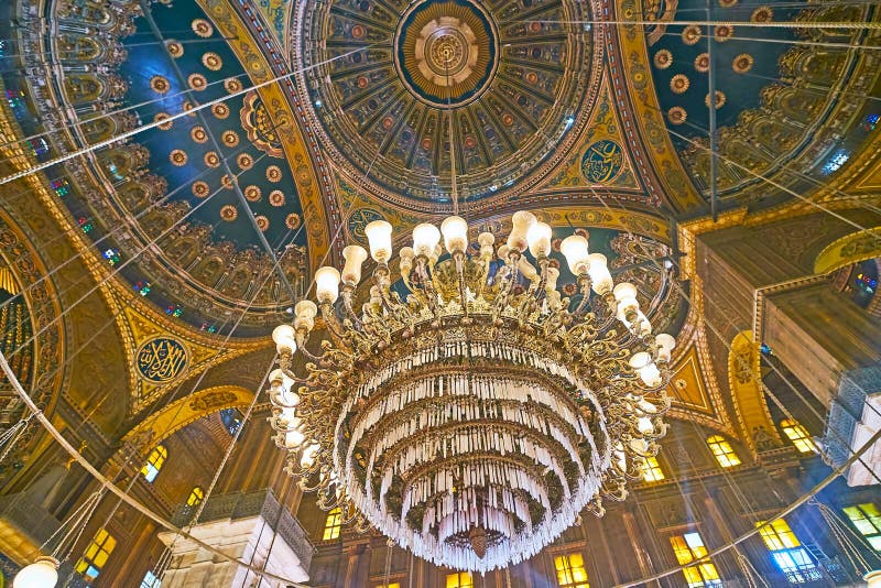Oude Kroonluchter Die Aan Het Plafond Van Een Hotel in Egypte Hangt ... Oude Kroonluchter Die Aan Het Plafond Van Een Hotel in Egypte Hangt ...