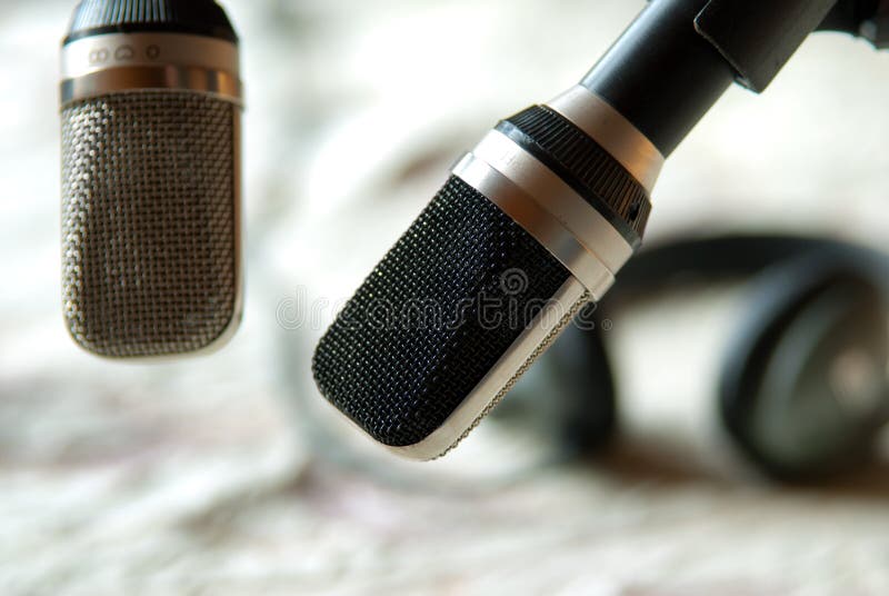 Zwarte Microfoon in De Studio Van De Huisopname Met Pop Schild Op Mic ...