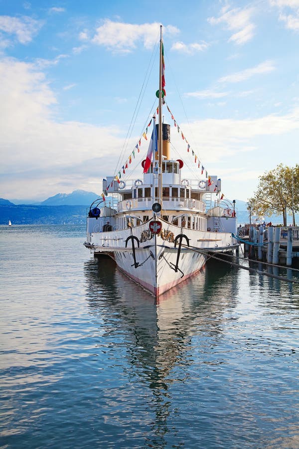 Uitstekende stoomboot stock foto. Image of stoom, vlag - 26747428