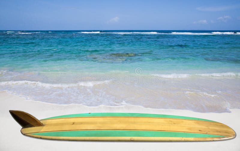 Uitstekende Surfplank Op Wit Stock Afbeelding - Image of surfen, studio ...