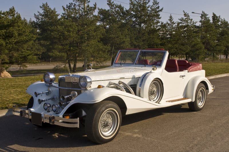 Uitstekende witte auto stock afbeelding. Image of hersteld - 4615839