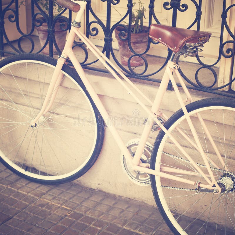 Retro fiets stock afbeelding. Image of vervoer, fiets - 25038217
