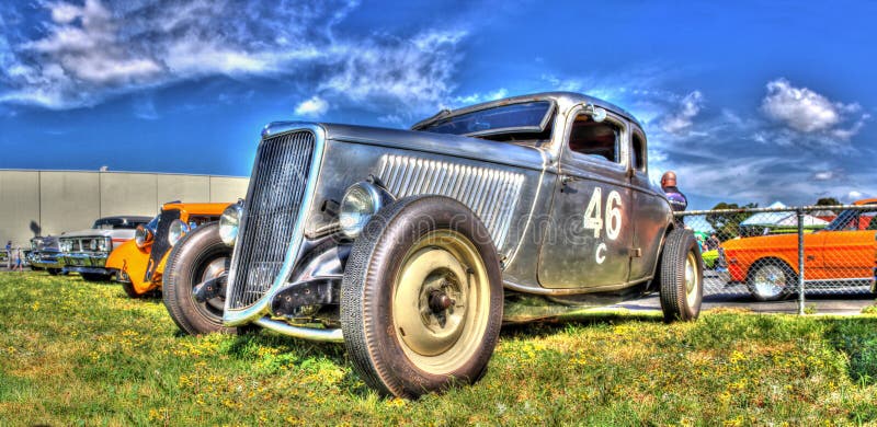 Vooraanzicht Van Rode Retro Auto, Mening Van Rode Klassieke Uitstekende ...