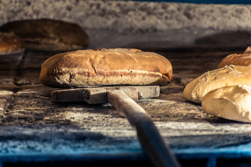 Uitwerking Van Brood in Traditionele Houten Oven Stock Foto - Image of ...