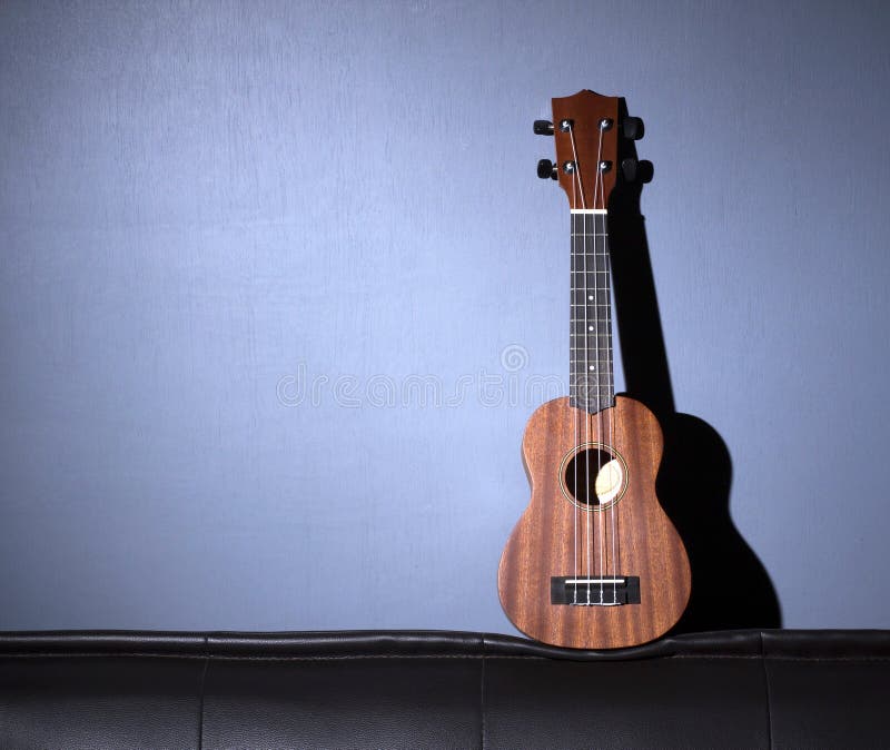 Ukelele op Gray Background stock afbeelding. Image of gitaar - 86140711