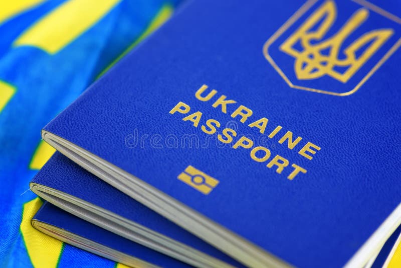 Ukrainskt Biometric Pass Med Den Femtio Euro Sedeln Och En Grupp Av ...