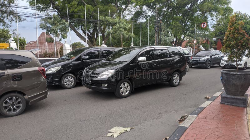 Um Comboio De Carros Negros Ao Longo Da Estrada Foto de Stock - Imagem ...
