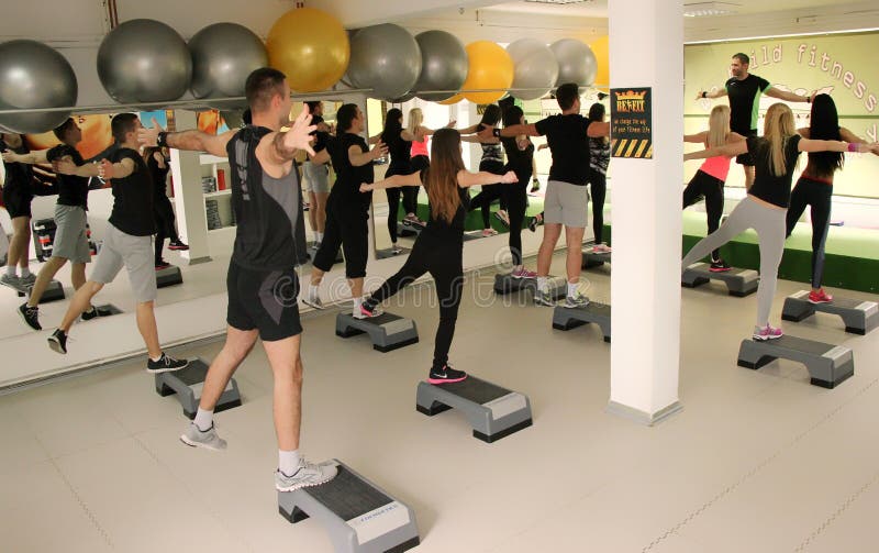 Um Grupo De Jovens Treinados Foto de Stock Editorial - Imagem de beleza ...