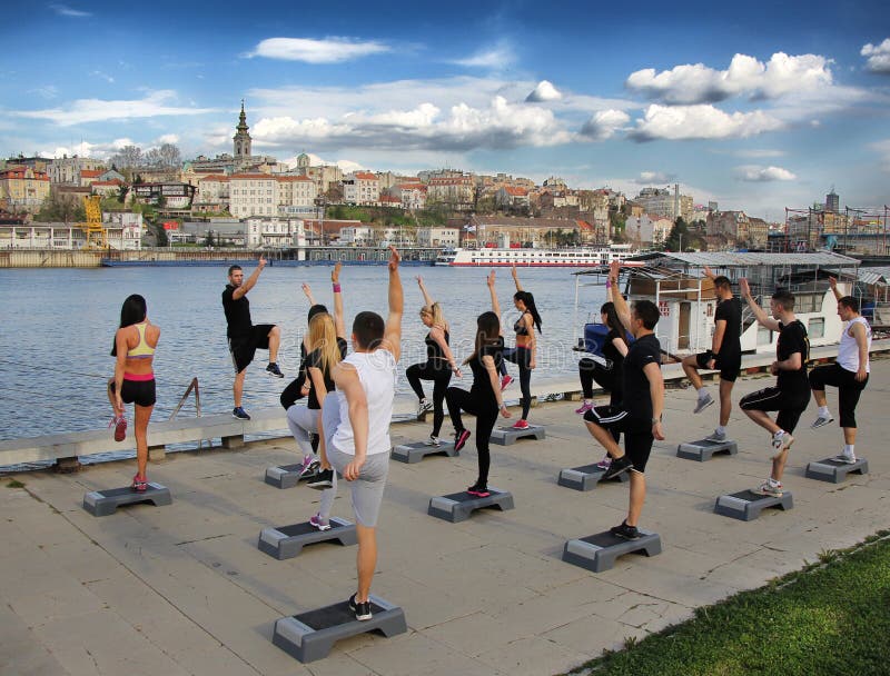 Um Grupo De Jovens Treinados Imagem Editorial - Imagem de espelho ...