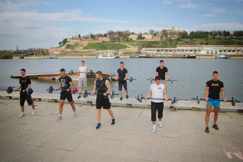 Um Grupo De Jovens Treinados Foto Editorial - Imagem de duro, menina ...
