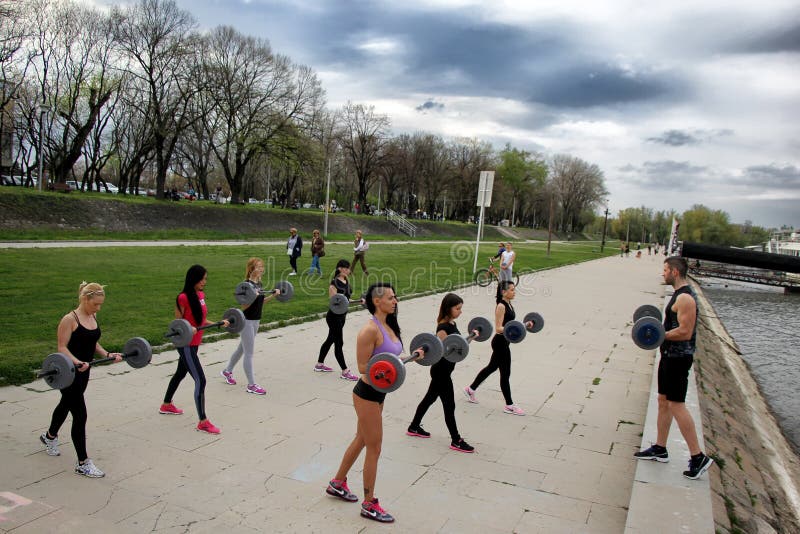 Um Grupo De Jovens Treinados Imagem Editorial - Imagem de povos, menina ...