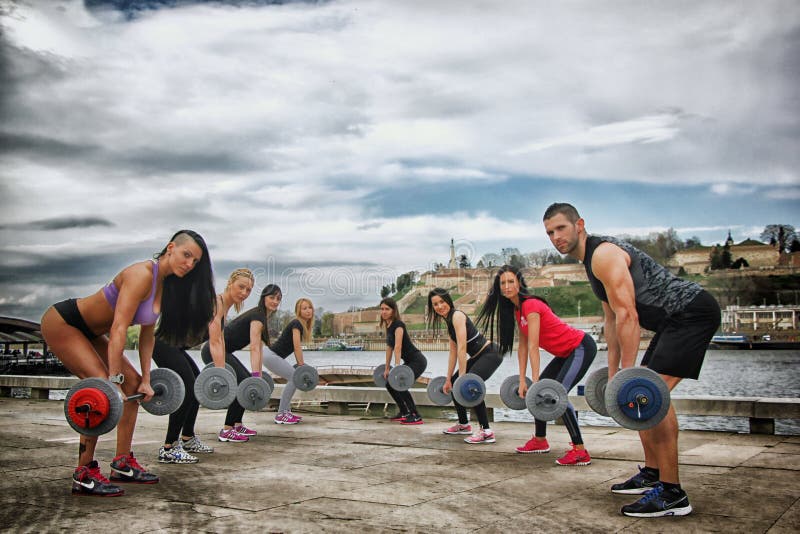 Um Grupo De Jovens Treinados Imagem Editorial - Imagem de broca ...
