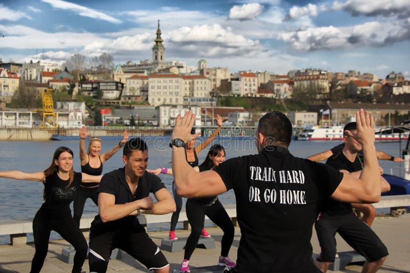 Um Grupo De Jovens Treinados Imagem Editorial - Imagem de duro, cara ...