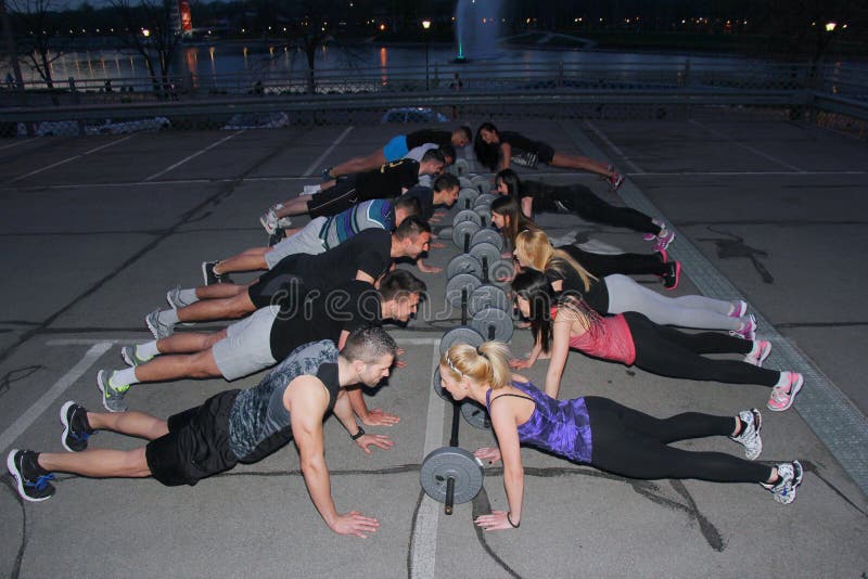 Um Grupo De Jovens Treinados Foto Editorial - Imagem de menina, nave ...