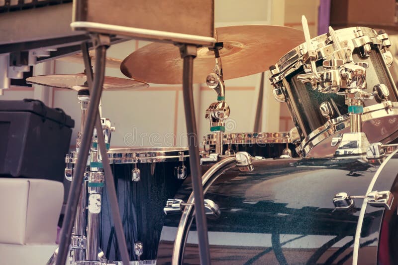 Um Grupo Do Cilindro, Um Instrumento Musical Imagem de Stock - Imagem ...