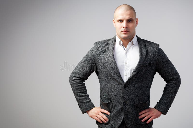 Um Homem Calvo Novo No Terno Foto de Stock - Imagem de medo, fundo ...
