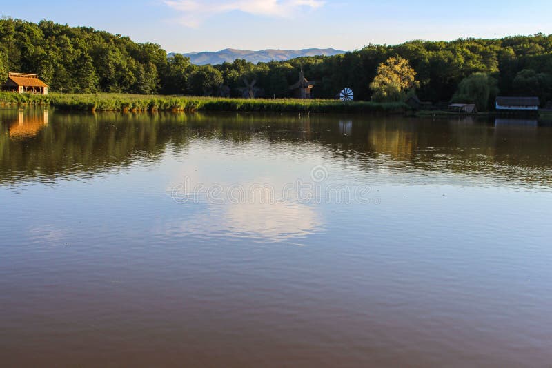 Um Lago E Moinhos Do Espelho Imagem de Stock - Imagem de fundo ...