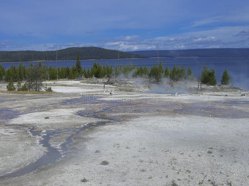 Um Lago Seco Nas Montanhas Rochosas Foto de Stock - Imagem de longo ...