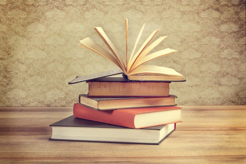 Um livro aberto foto de stock. Imagem de aberto, velho - 105243682