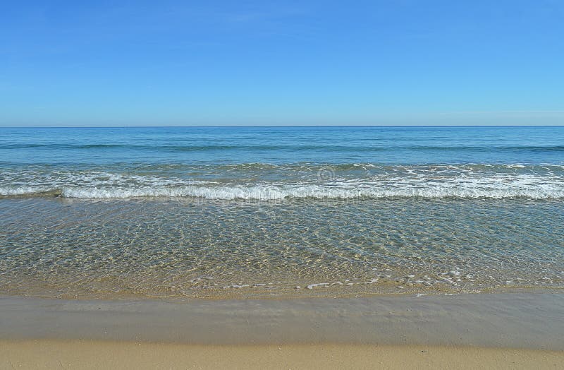 Um mar azul claro foto de stock. Imagem de fundo, praia - 48099840