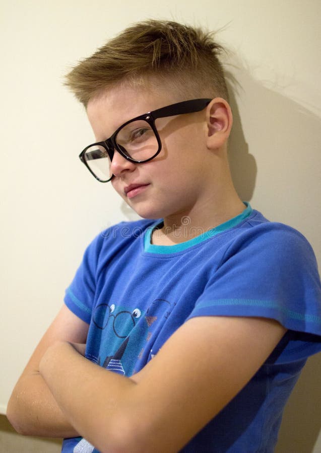 Um Menino Com Um Olhar Astuto Foto de Stock - Imagem de ...