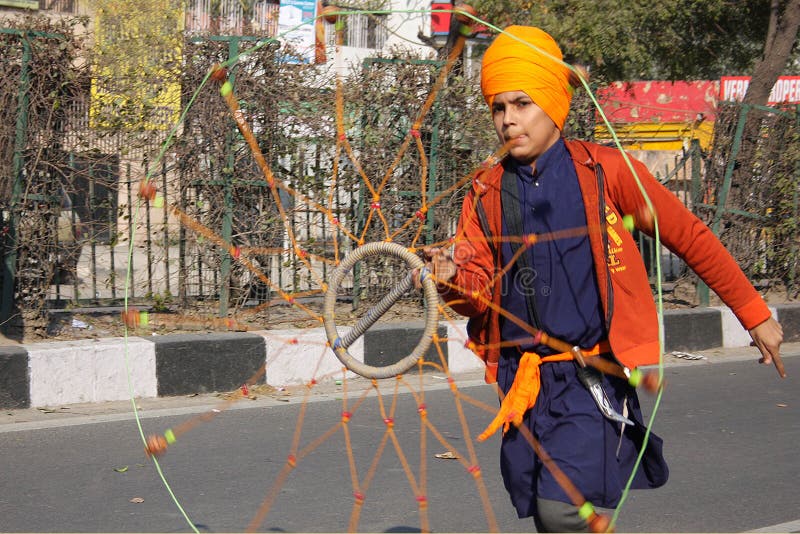 Um Menino Novo Do Sikh Que Executa Com Um Chakkar Imagem de Stock ...