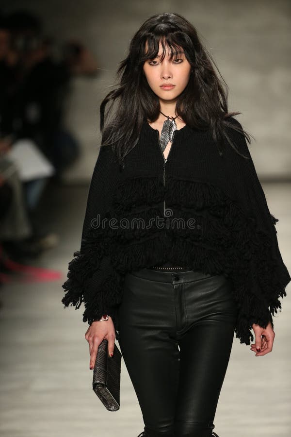 Um Modelo Anda A Pista De Decolagem No Desfile De Moda De Rebecca