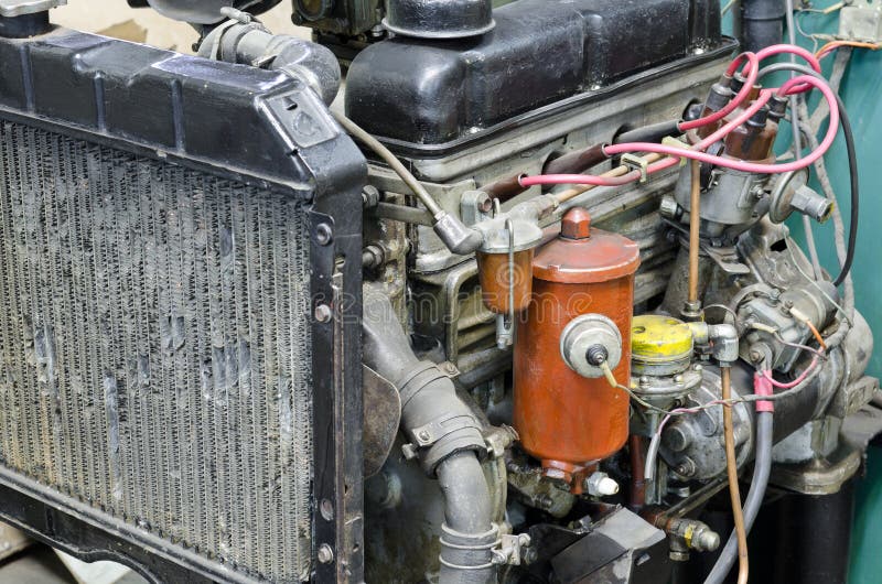 Um motor quebrado velho imagem de stock. Imagem de pintado - 24025397