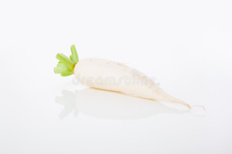 Um nabo no fundo branco foto de stock. Imagem de vegetal - 64150564