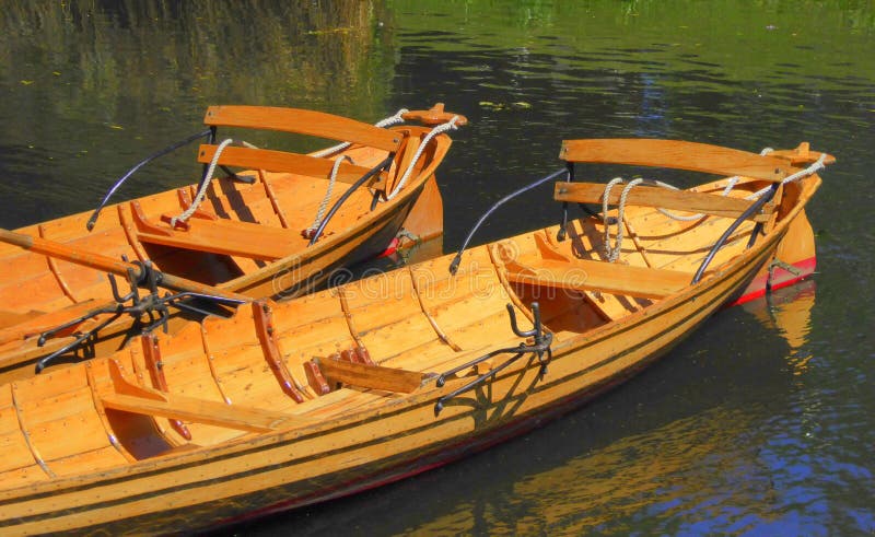 Um par de esquifes foto de stock. Imagem de prazer, esqui - 55074400