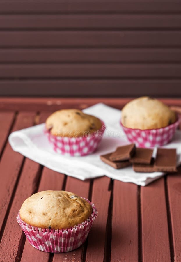 Queque na tabela marrom foto de stock. Imagem de cozedura - 30265206