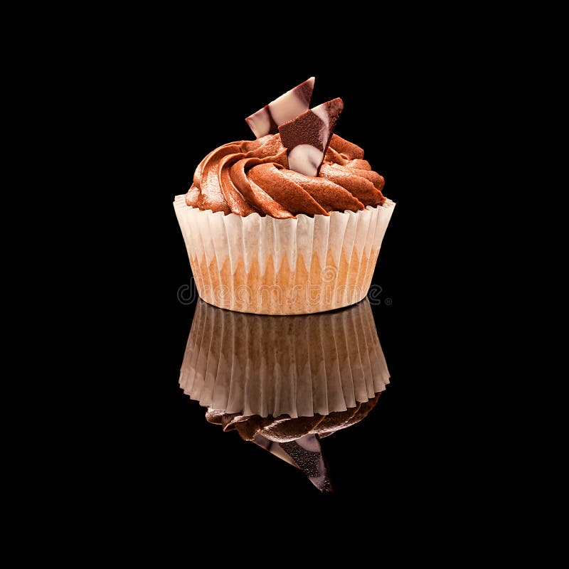 Um Queque Do Queque Com Creme Marrom E Partes De Chocolate Foto de ...