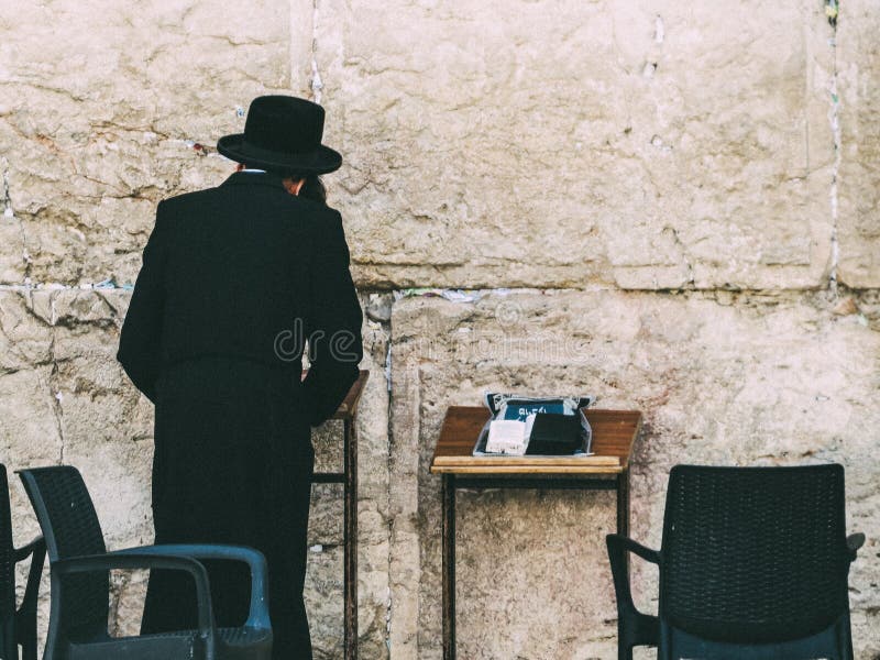 Um Rabino Praying Na Parede Ocidental Imagem de Stock Editorial ...