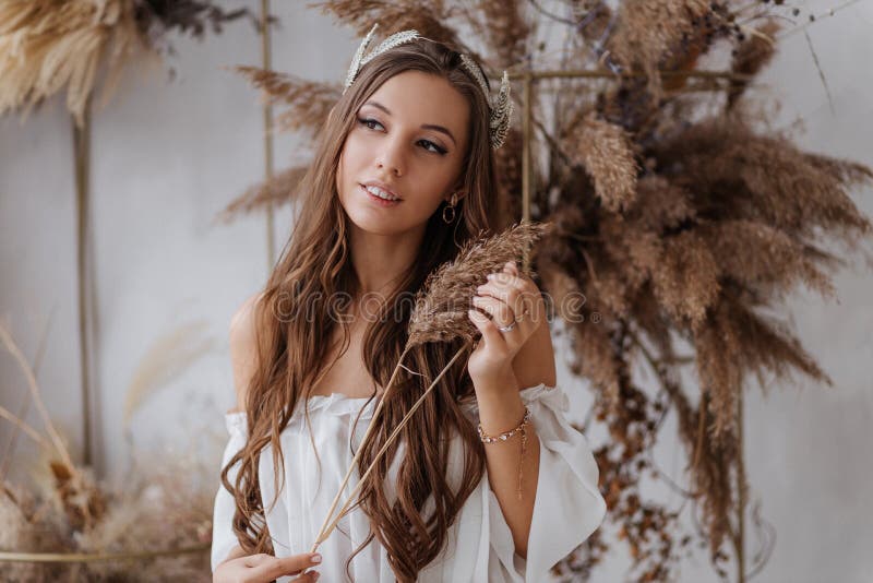 Um Retrato Maravilhoso De Uma Garota Vestida De Boho Branco Contra Um ... Um Retrato Maravilhoso De Uma Garota Vestida De Boho Branco Contra Um ...